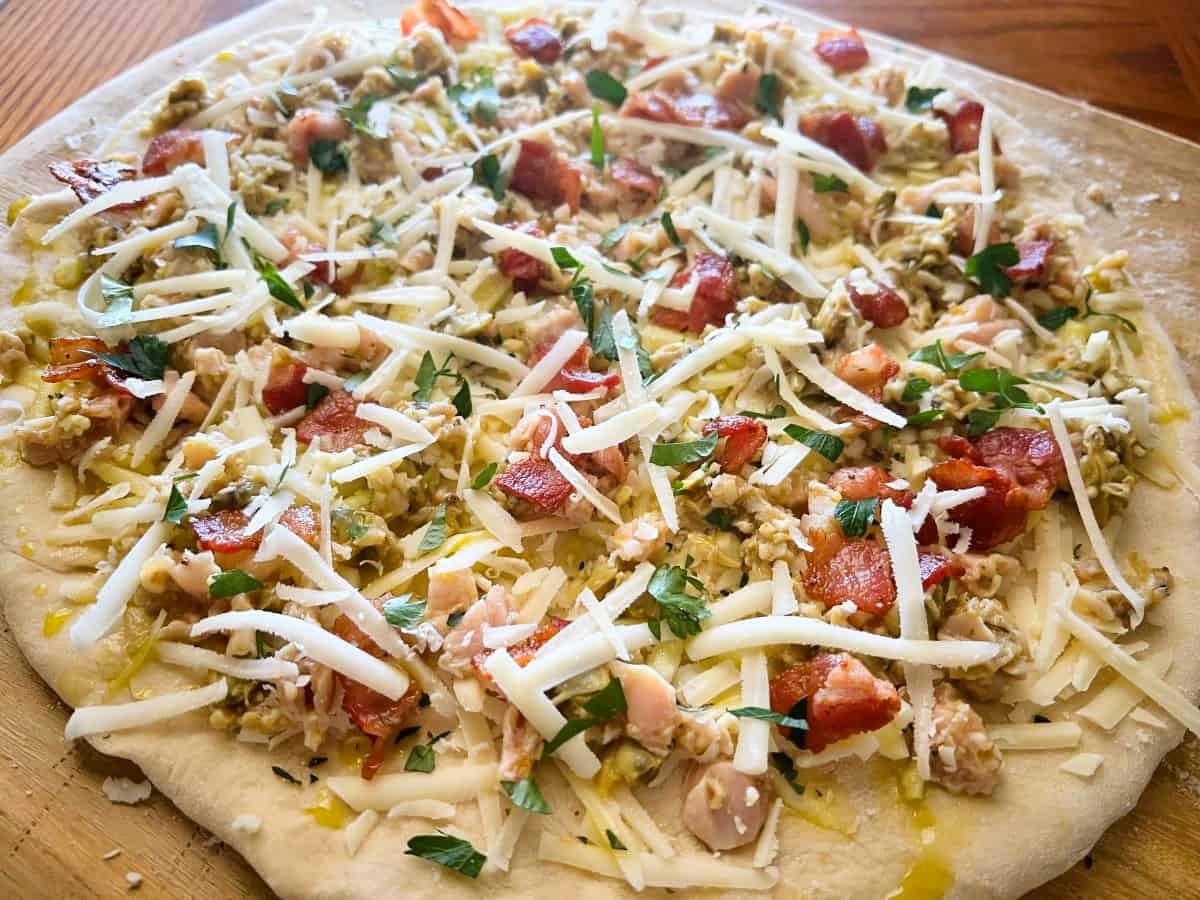 The Best White Clam Pizza Recipe | New Haven-Style - Entertaining the ...